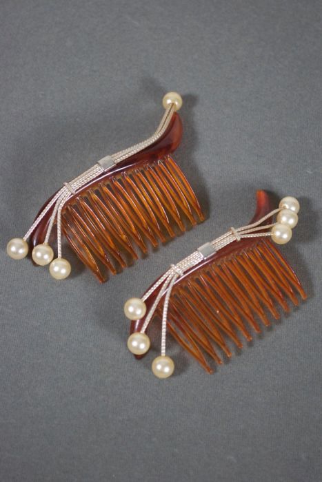 Tortoise lucite and pearls 1960s hair combs set pair | Fashion Conservatory